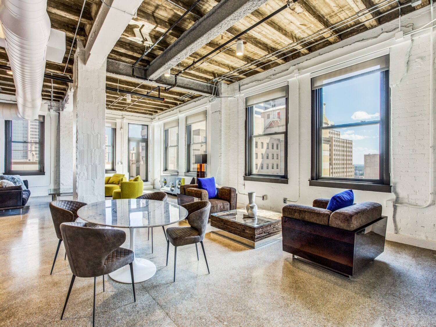 View Photos of The Drakestone Apartments in Dallas, TX